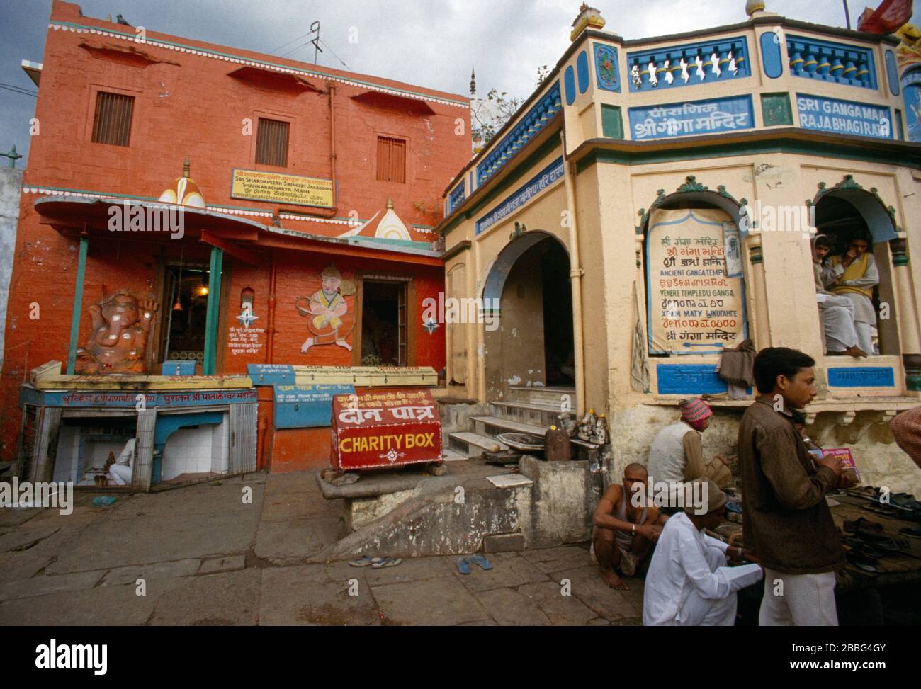 Hinduism charity hi-res stock photography and images - Alamy