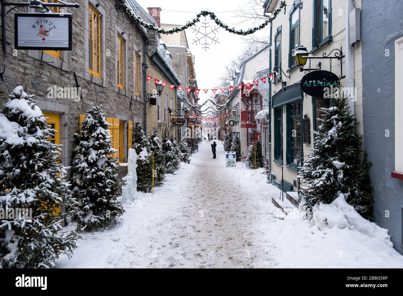 Montreal old streets snow hi-res stock photography and images - Alamy