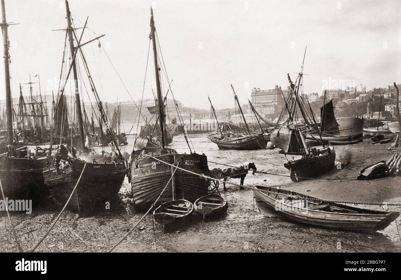 Fishing boats beached in Scarborough harbour, North Yorkshire, England ...