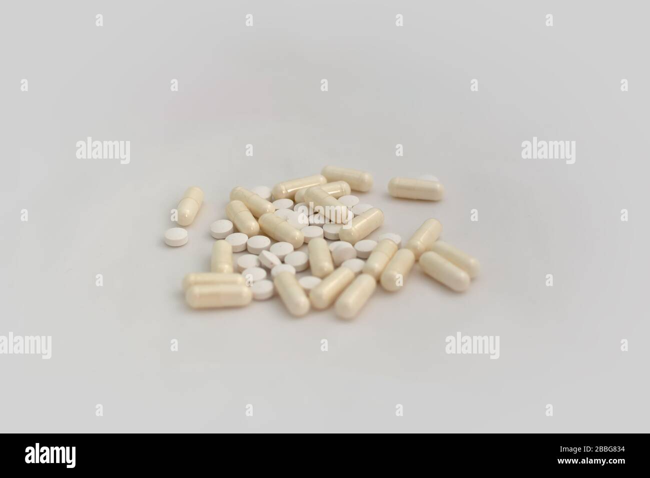 White tablets yellow capsule hi-res stock photography and images - Alamy