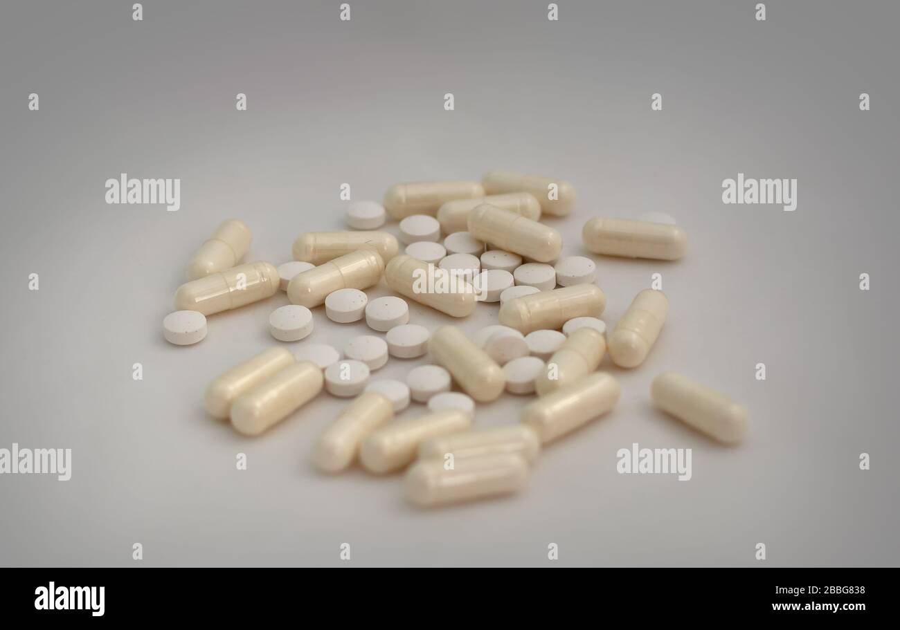 White tablets yellow capsule hi-res stock photography and images - Alamy