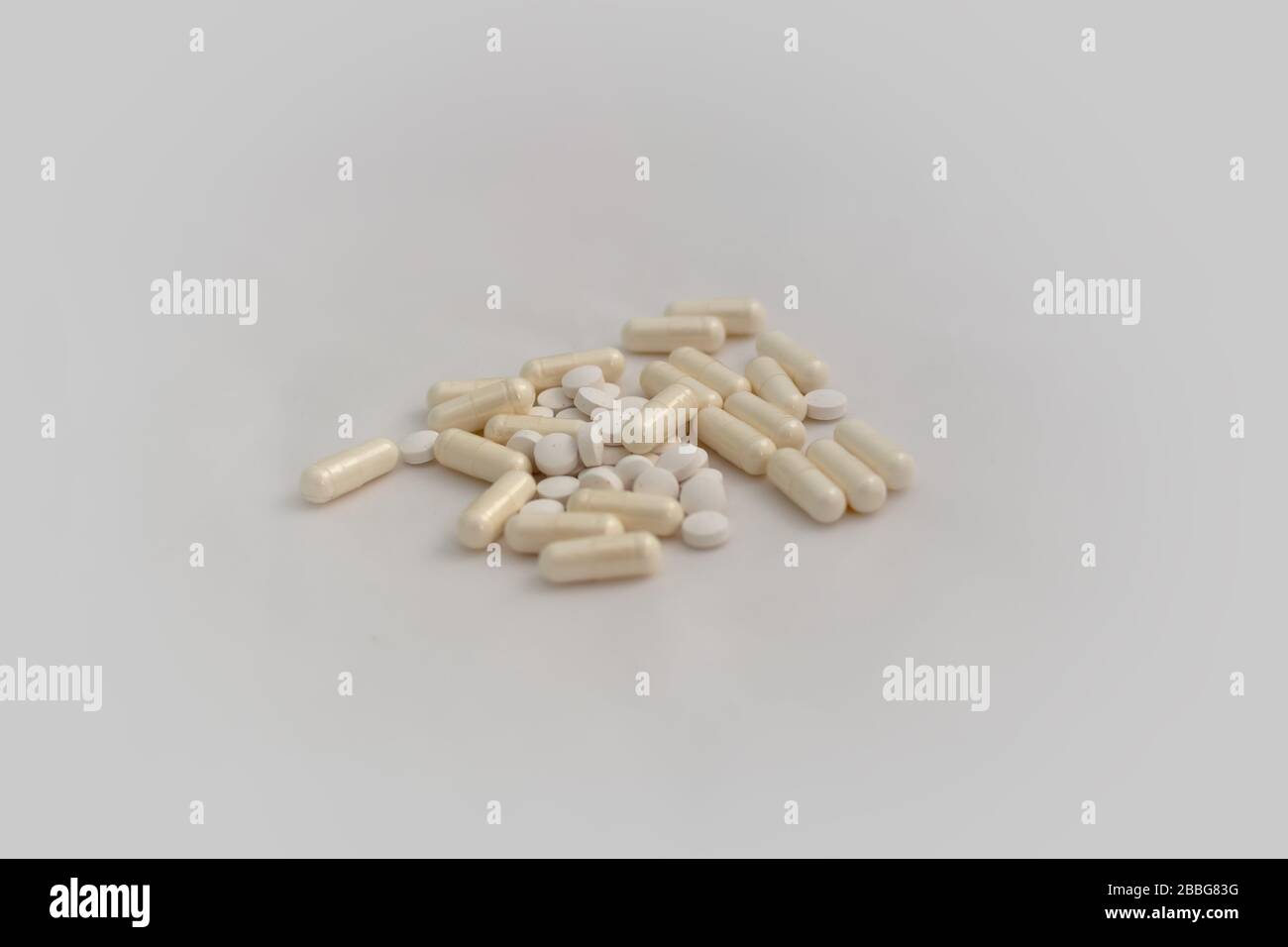 White tablets yellow capsule hi-res stock photography and images - Alamy