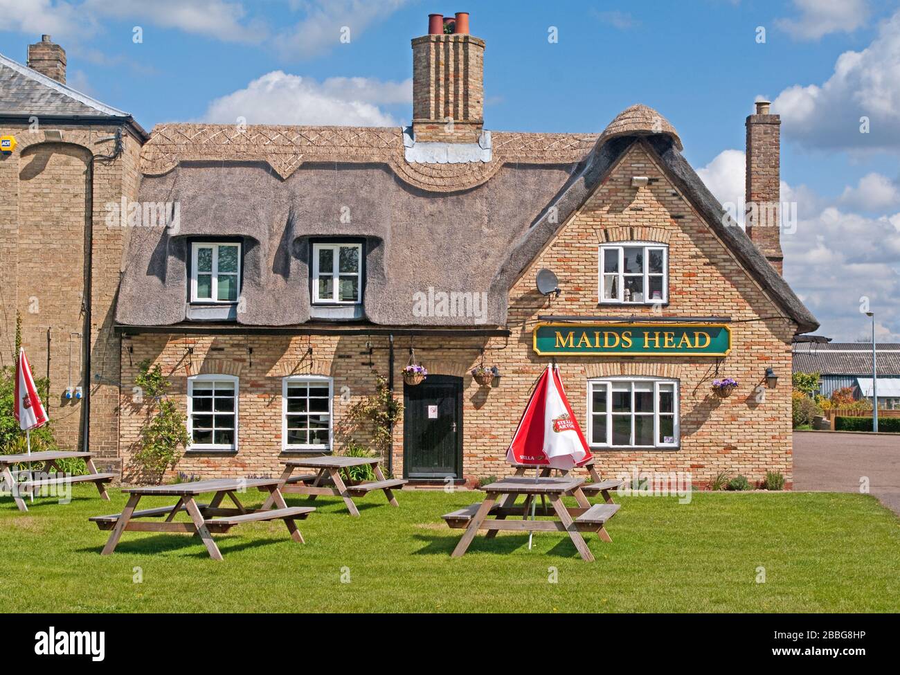 Wicken, Cambridgeshire, Maids Head Pub, Thatch Stock Photo - Alamy