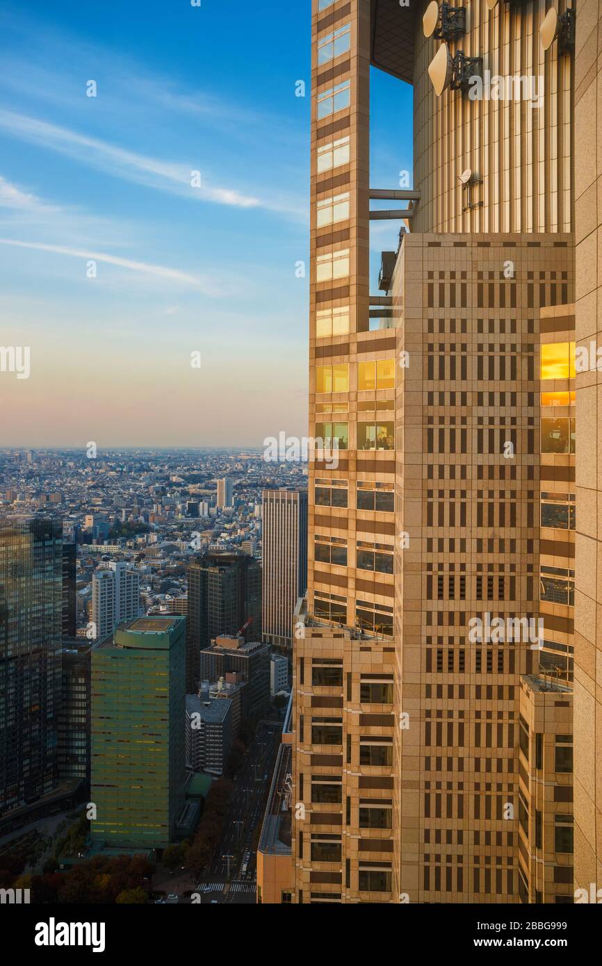 Tourists watch Shinjuku skyline at sunset from Tokyo Metropolitan ...
