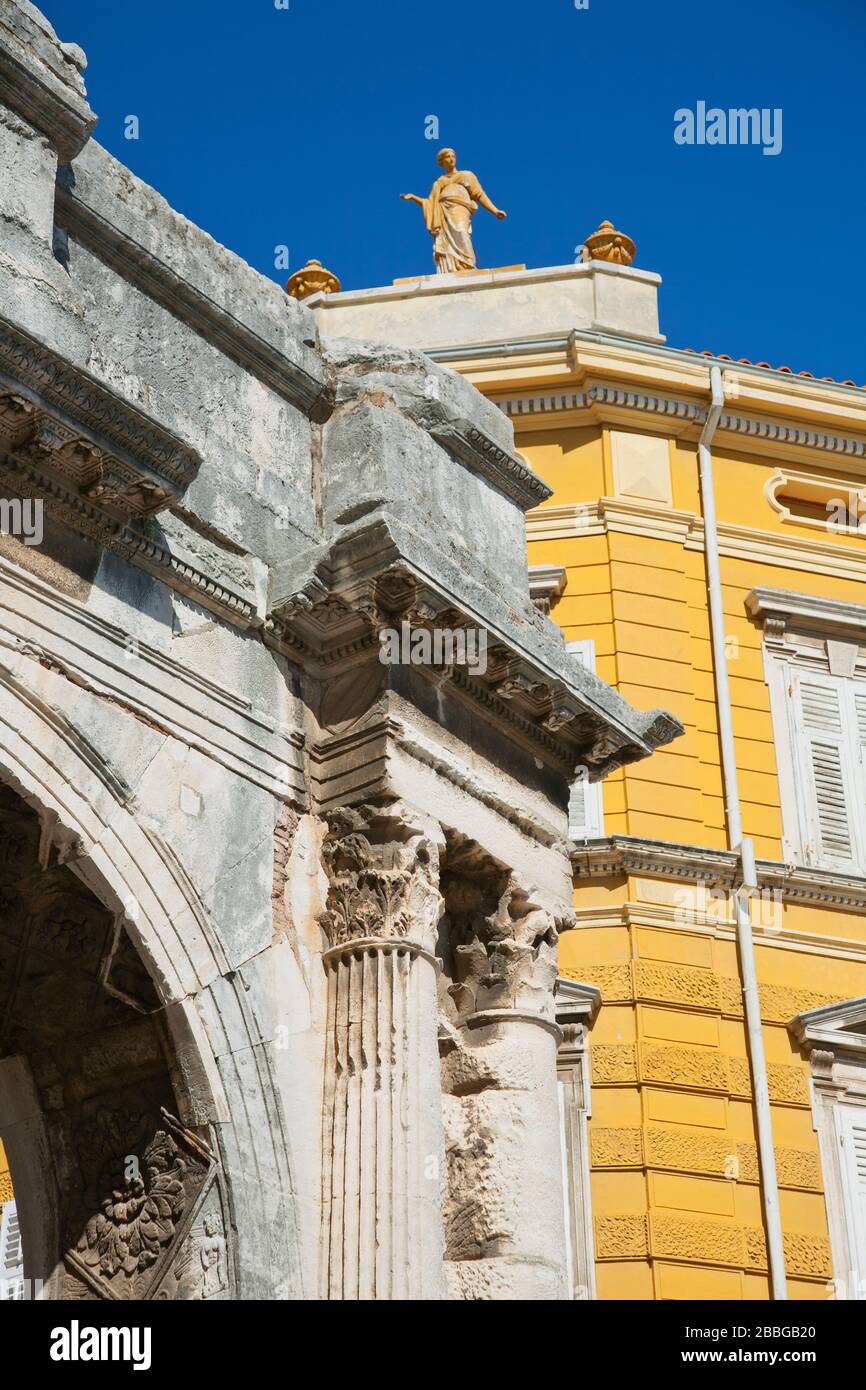 Roman gate hi-res stock photography and images - Alamy