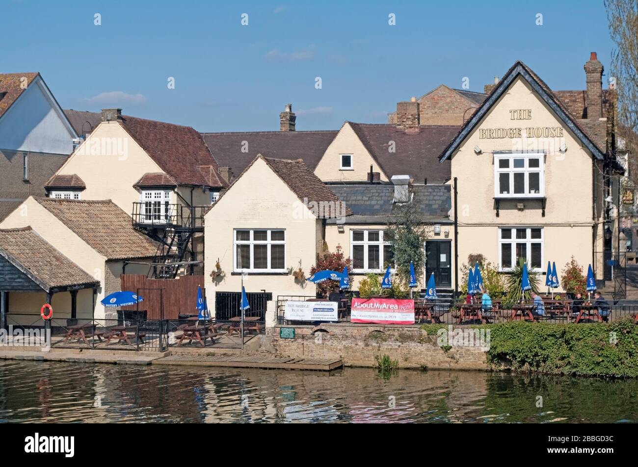 Bridge house pub hi-res stock photography and images - Alamy