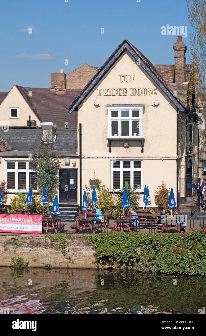 St Neots, Cambridgeshire, River Great Ouse, Bridge House Pub Stock ...