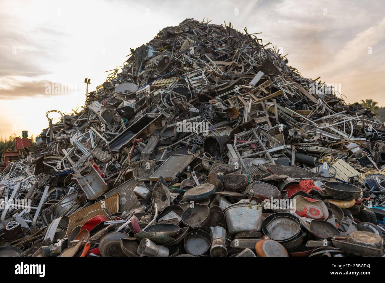 Huge mountain of mainly metal garbage in a junkyard Stock Photo - Alamy