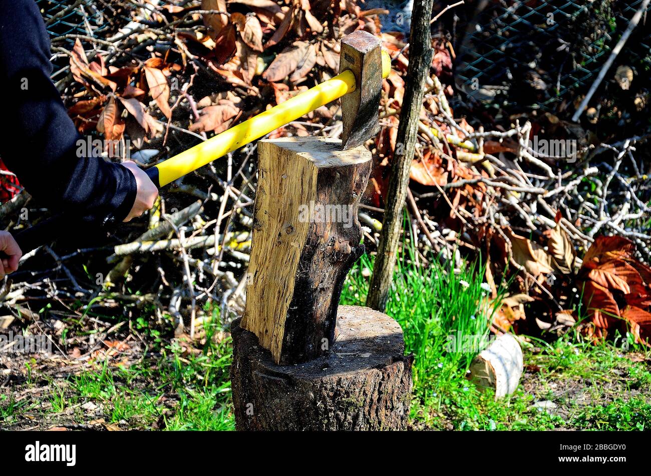 Chopping wood hi-res stock photography and images - Alamy