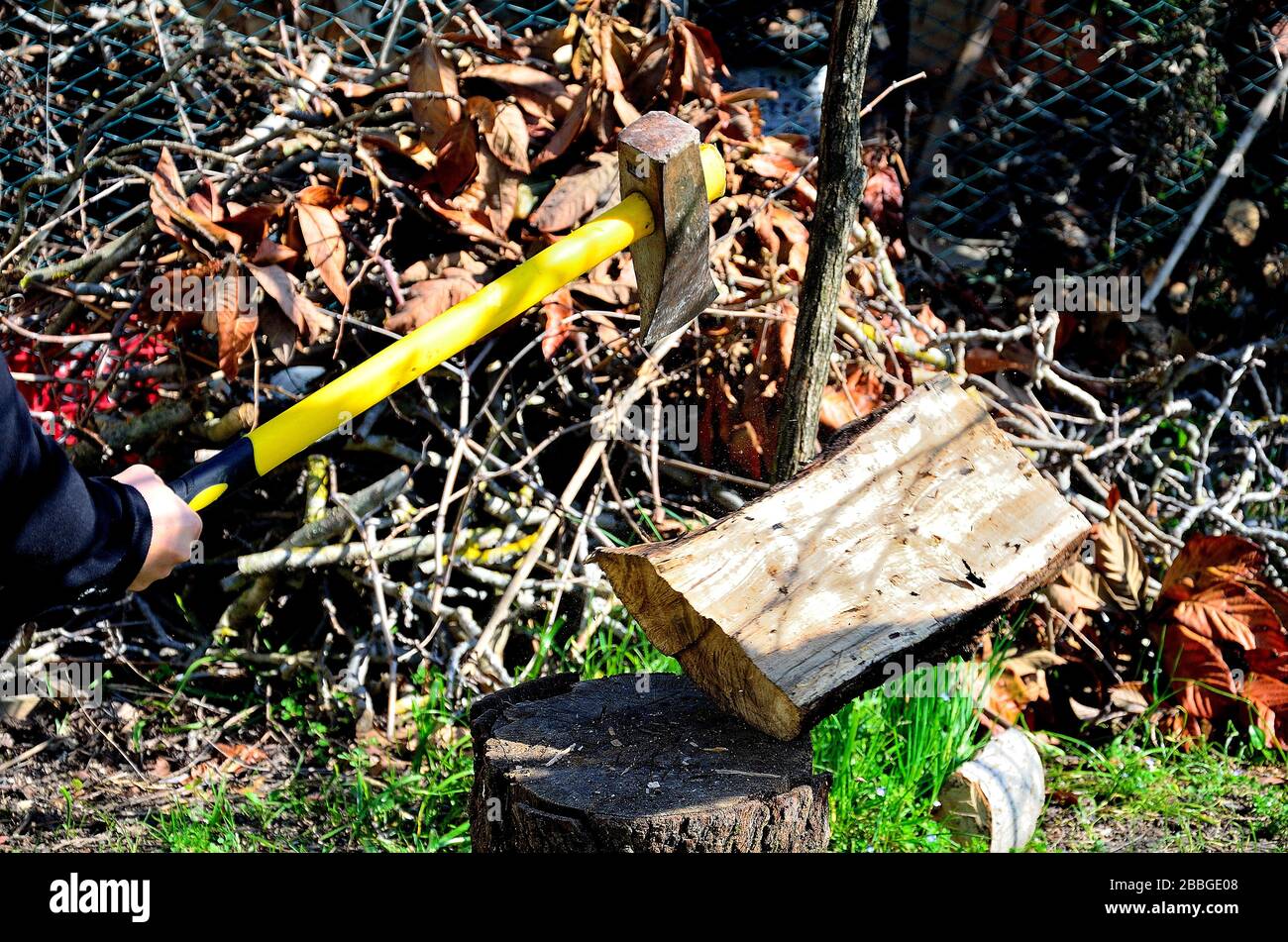 Chopping wood hi-res stock photography and images - Alamy