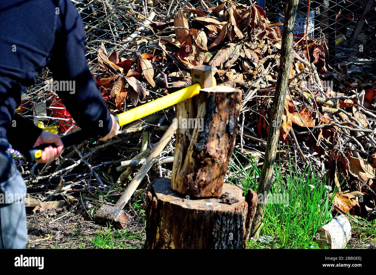 Chopping wood hi-res stock photography and images - Alamy