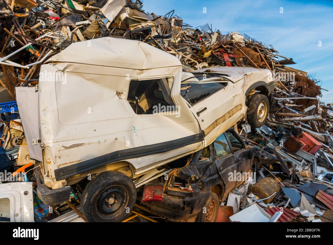 Car scrap heap mountain hi-res stock photography and images - Alamy