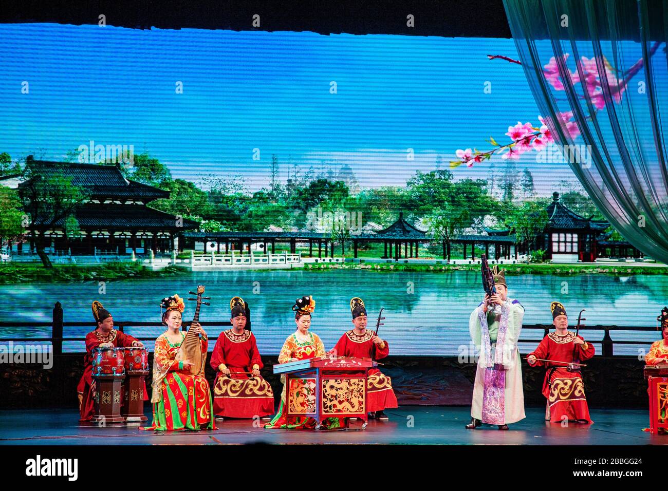 Chinese play musical instruments hi-res stock photography and images ...