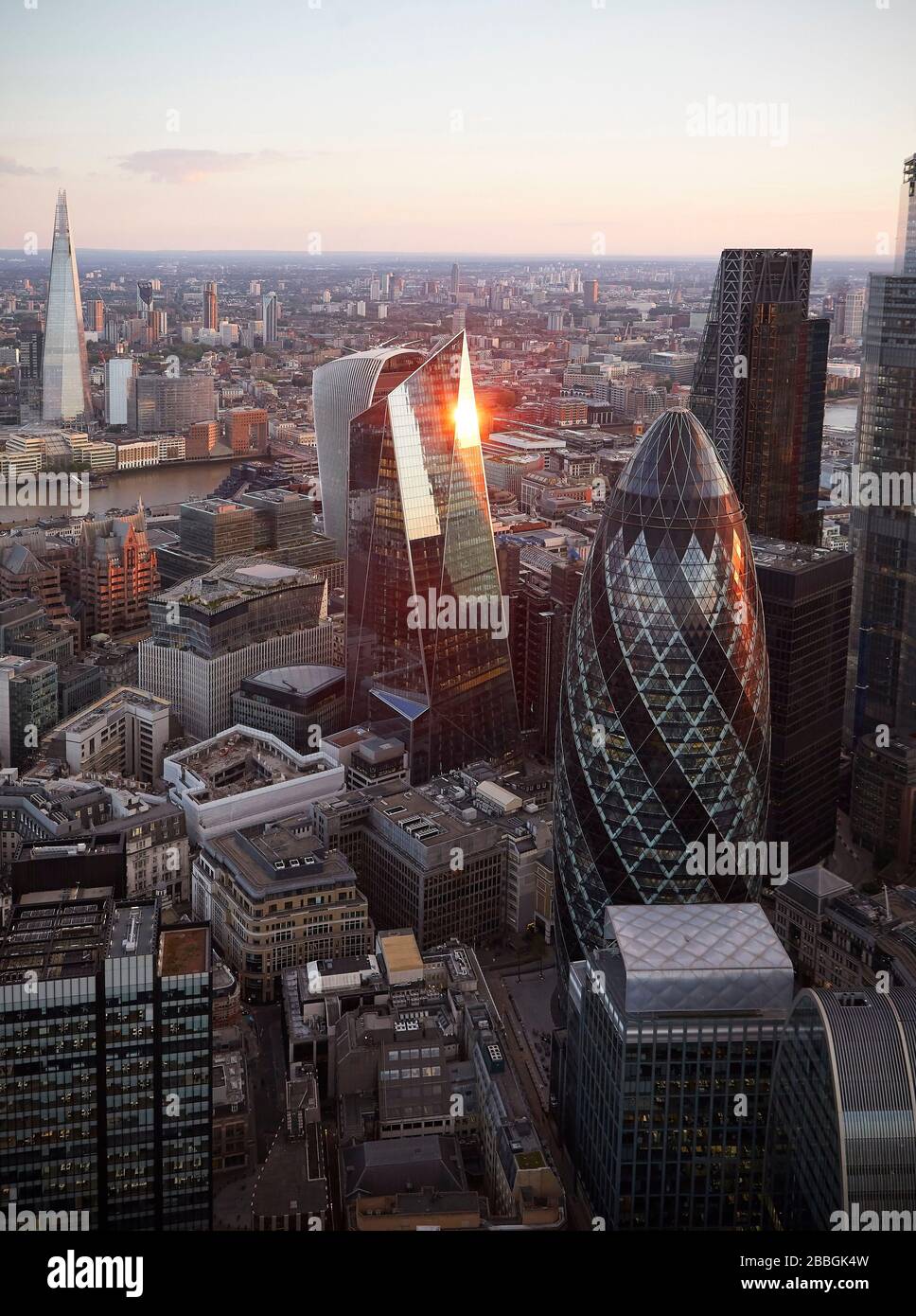 Sunset reflection in Scalpel's facade. 52 Lime Street - The Scalpel ...