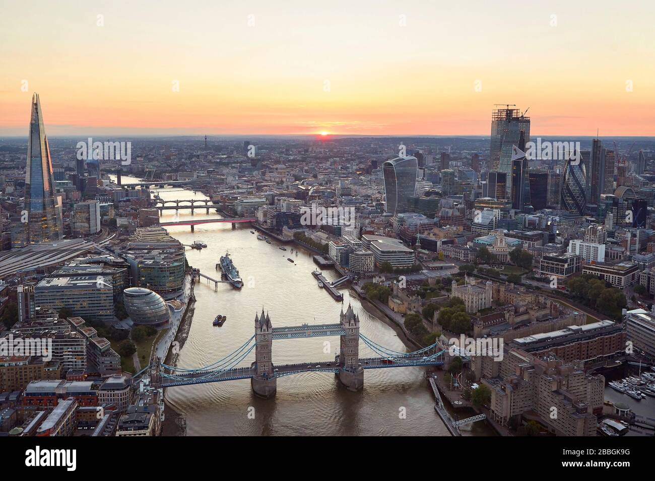 East tower bridge hi-res stock photography and images - Alamy