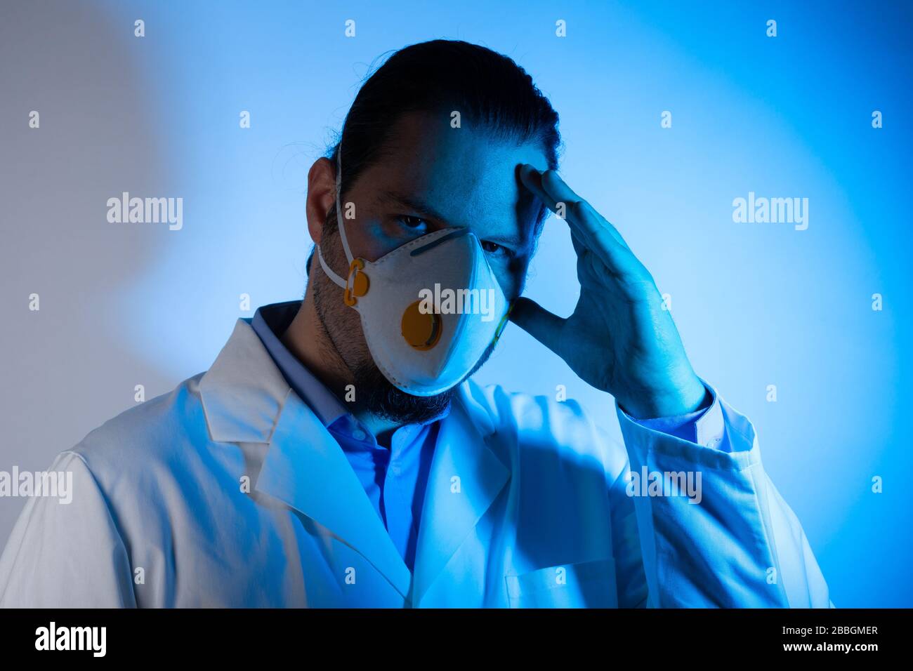 Medical doctor wearing a respiratory mask. Blue light emergency and ...