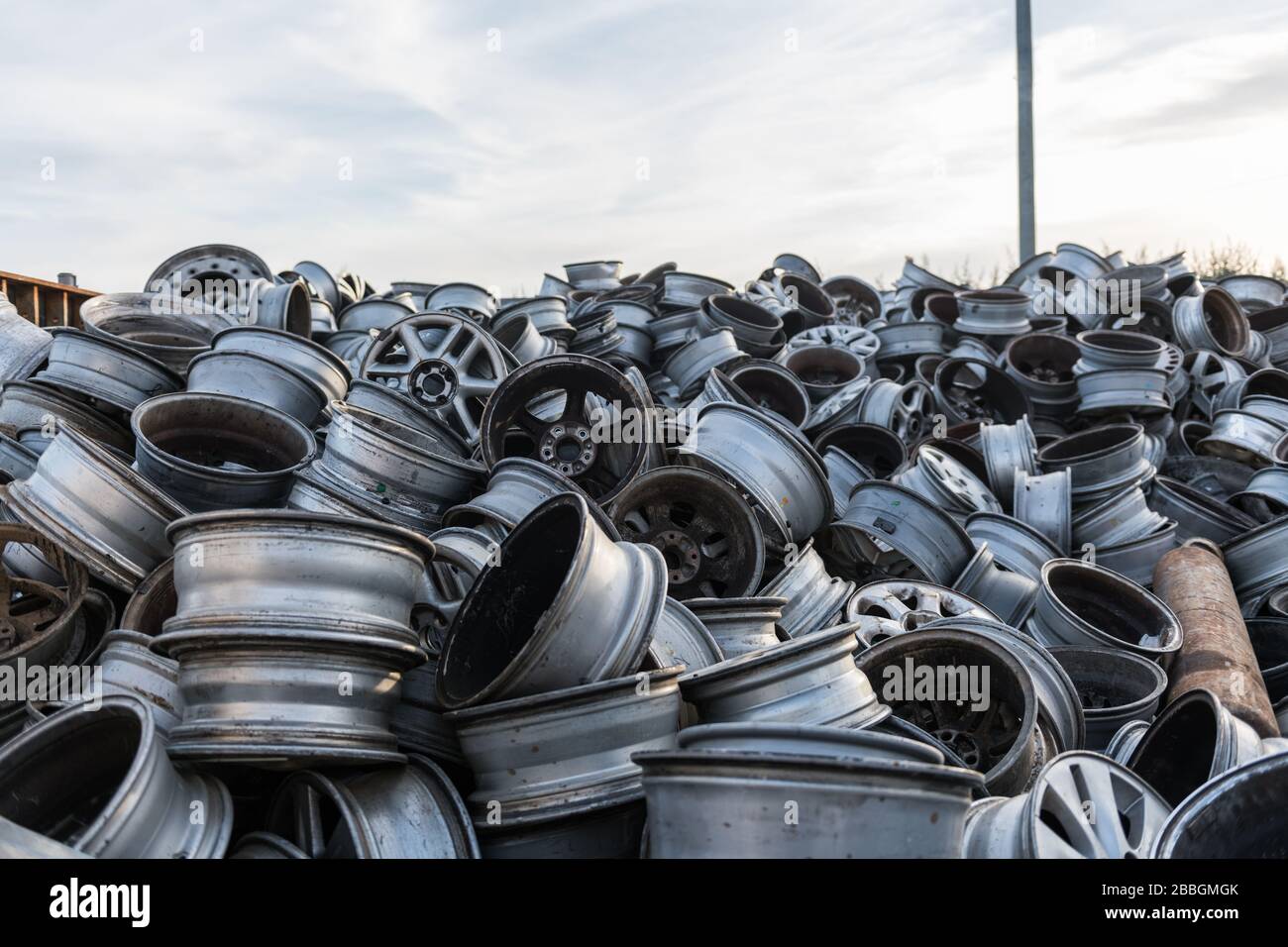 Car scrap heap mountain hi-res stock photography and images - Alamy