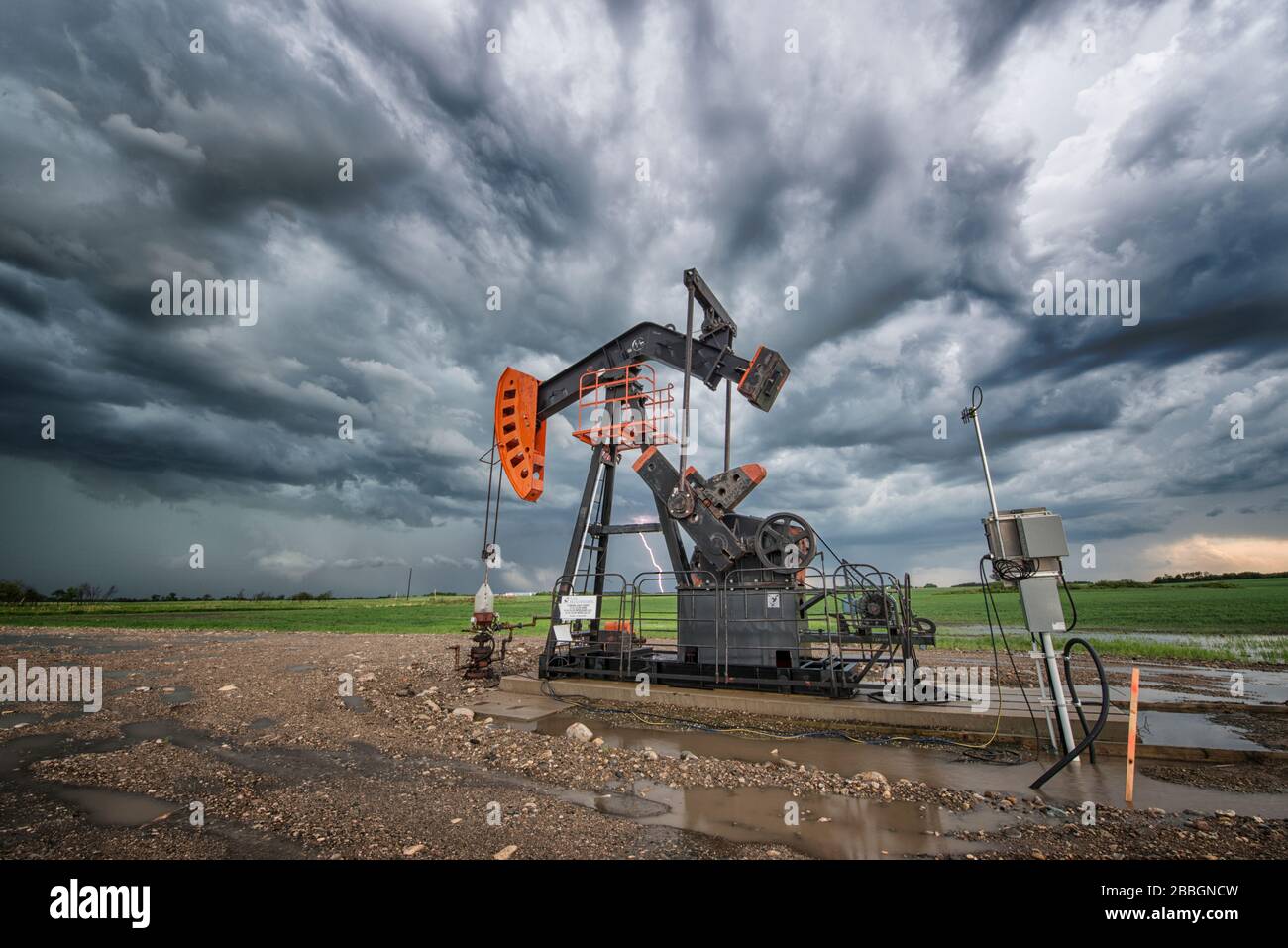 Oil rig storm lightning hi-res stock photography and images - Alamy