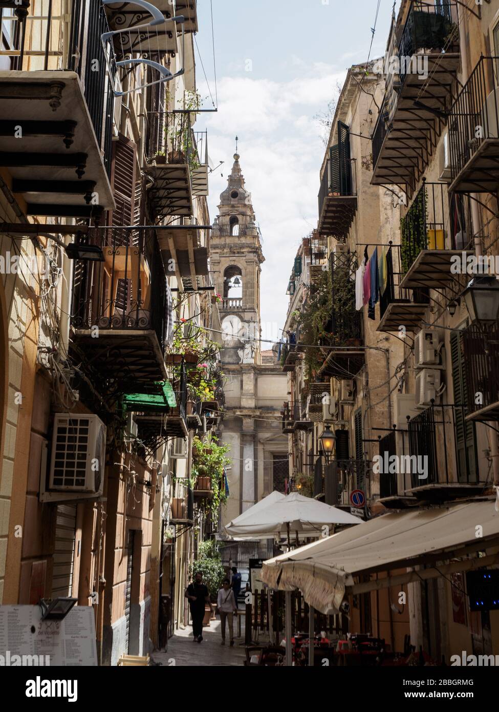 Palermo, Sicily, Italia, June 2019 a typical small street in Palermo ...