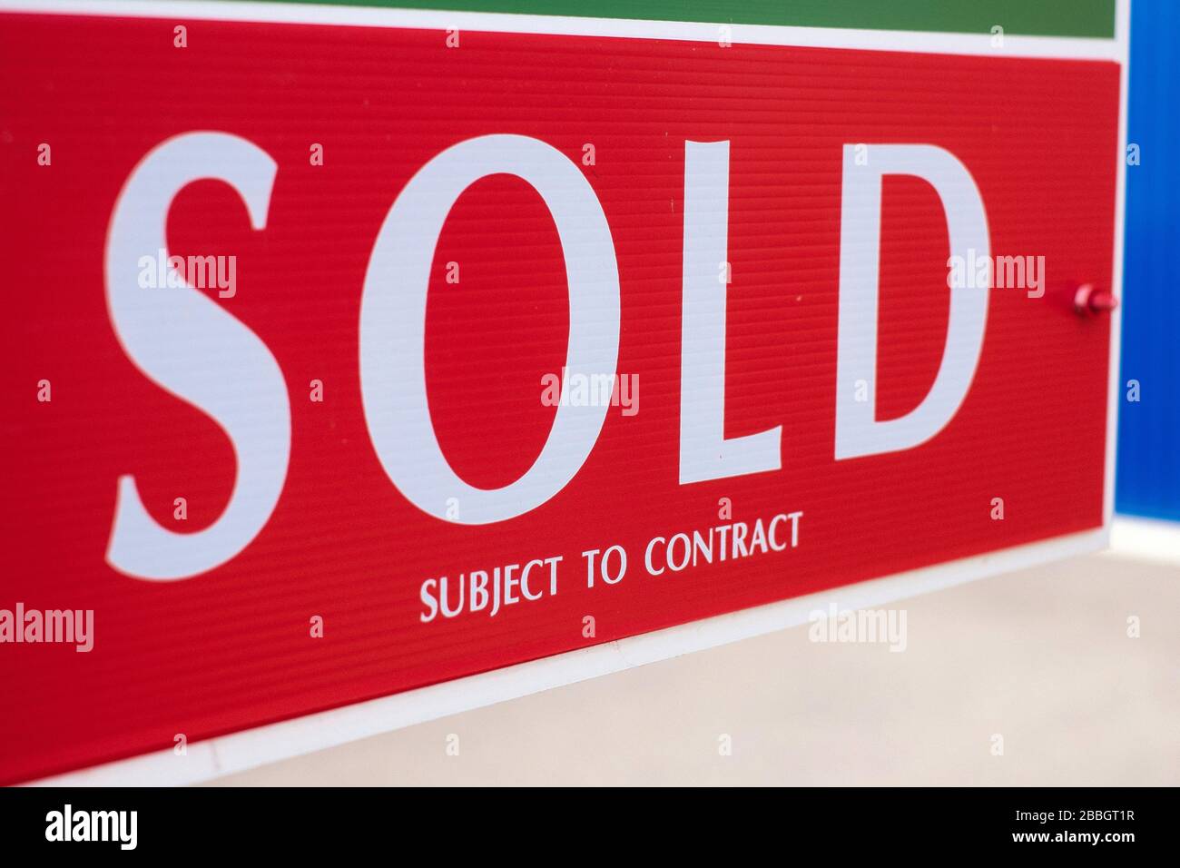 Sold sign hi-res stock photography and images - Alamy
