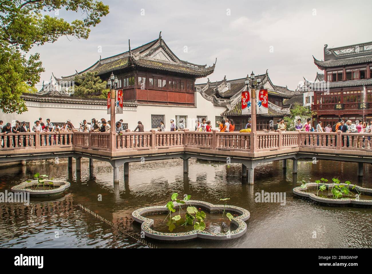 Shanghai, China - May 4, 2010: Yu garden off Yuyuan shopping streets ...