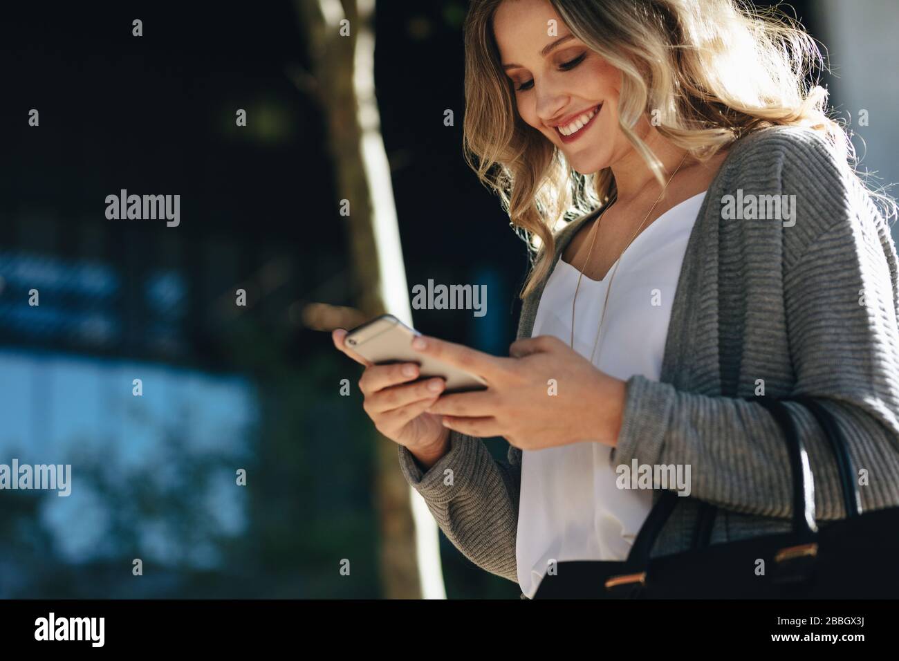 Young woman on phone commuter hi-res stock photography and images - Alamy