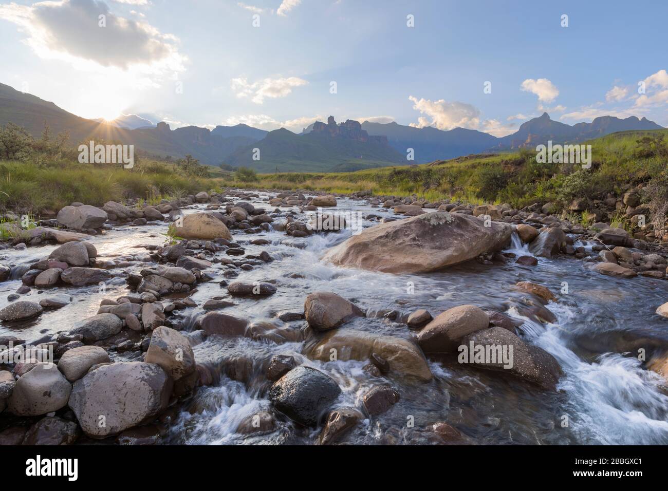 Sun setting behind peaks hi-res stock photography and images - Alamy