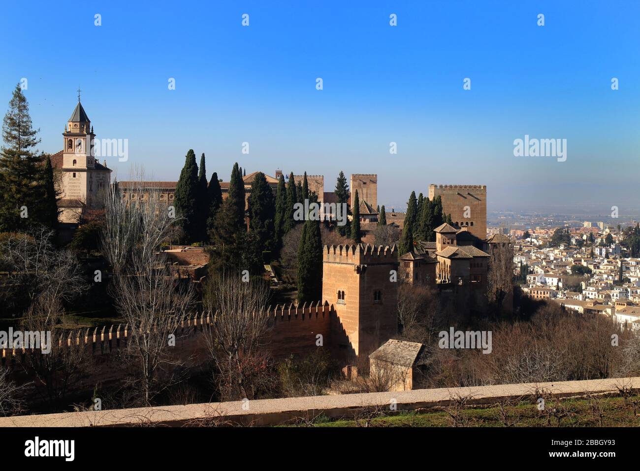 Stunning medieval palace and gardens hi-res stock photography and ...