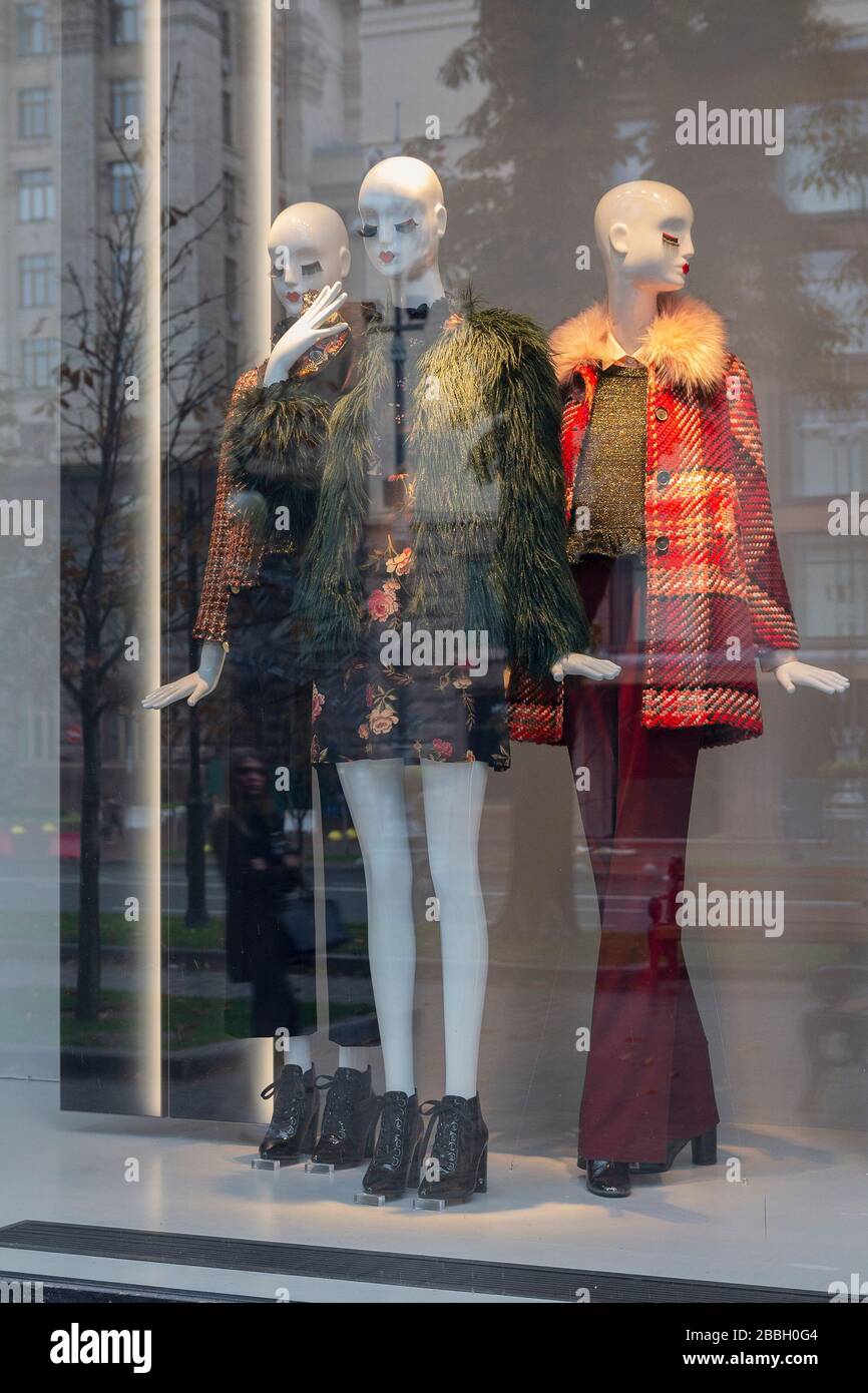 Mannequins in dresses in the shop window Stock Photo - Alamy