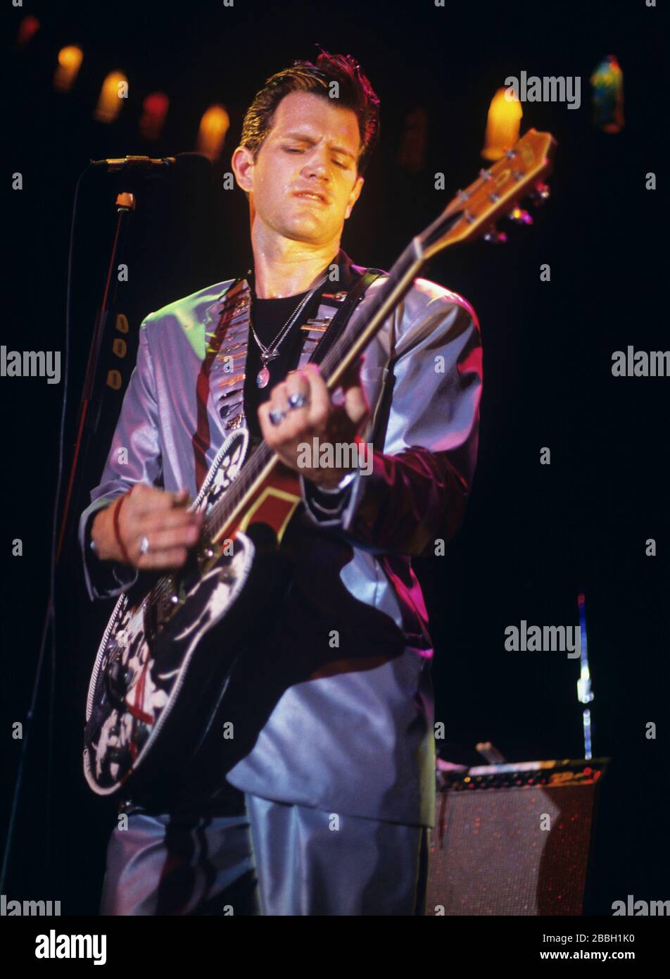 Chris isaak performing hi-res stock photography and images - Alamy