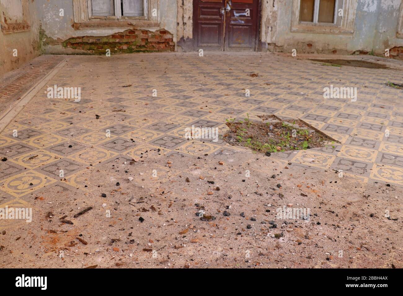 Old floor tiles hi-res stock photography and images - Alamy