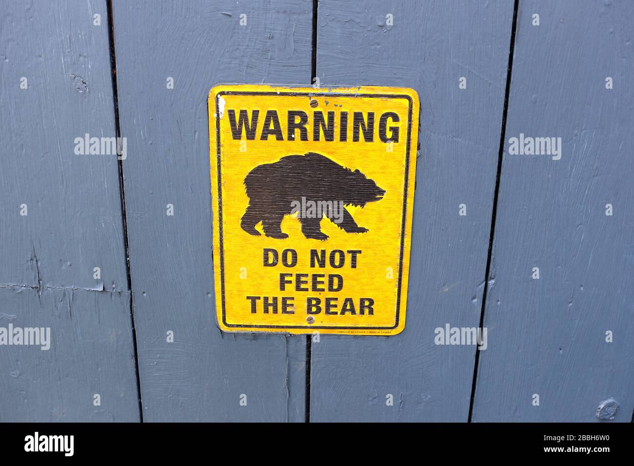 Warning sign: Do not feed the bear Stock Photo - Alamy