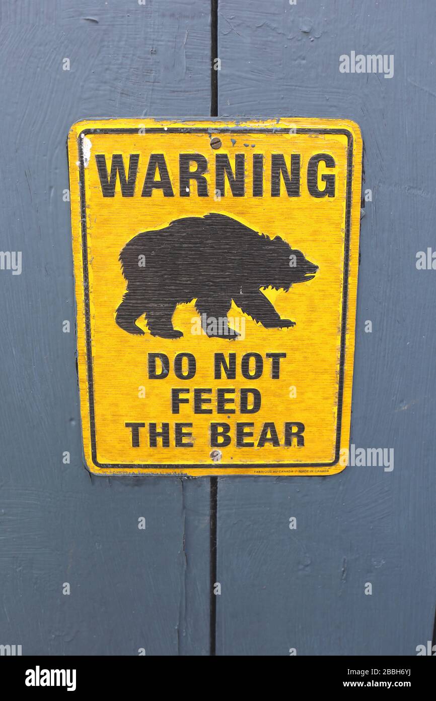 Warning sign: Do not feed the bear Stock Photo - Alamy