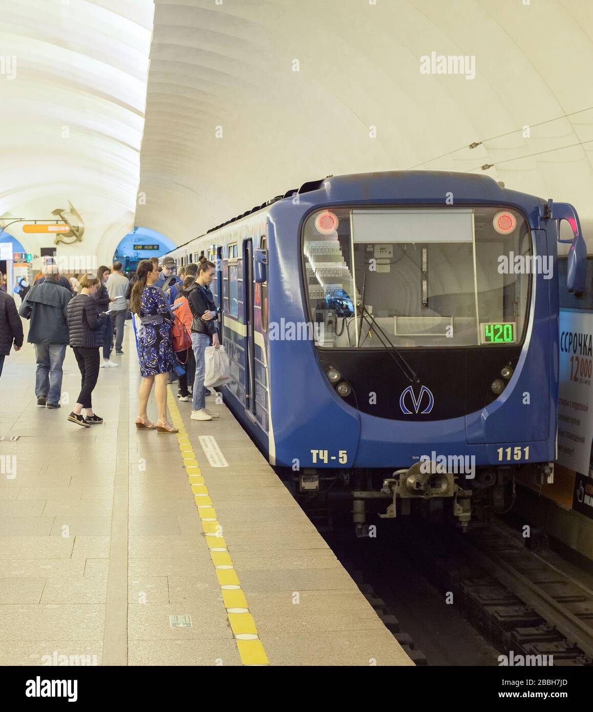 Crowd of people boarding metro train hi-res stock photography and ...