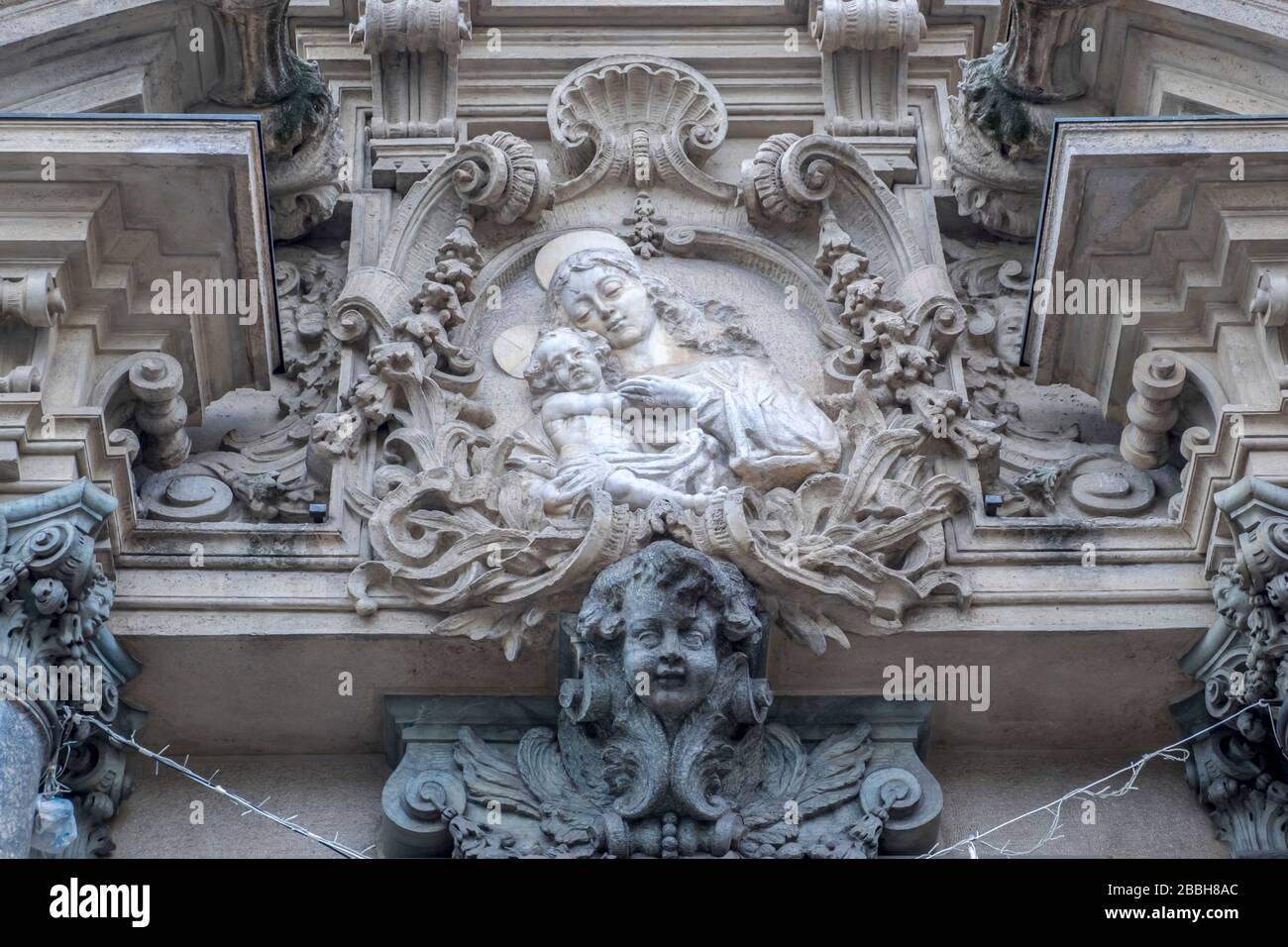 Gothic statues on the wall. Milan, Italy Stock Photo - Alamy