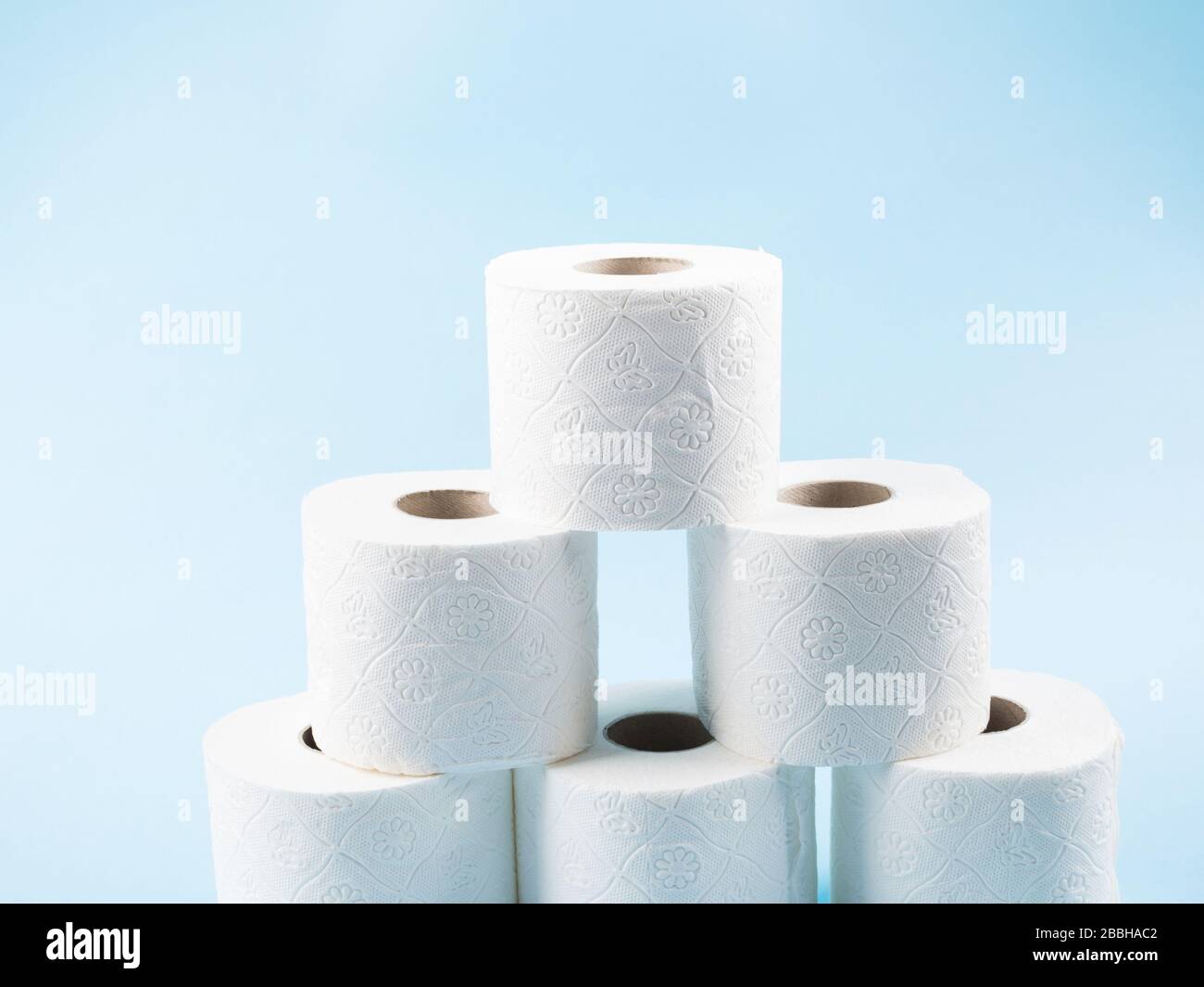 Modern bathroom toilet rolls hi-res stock photography and images - Alamy