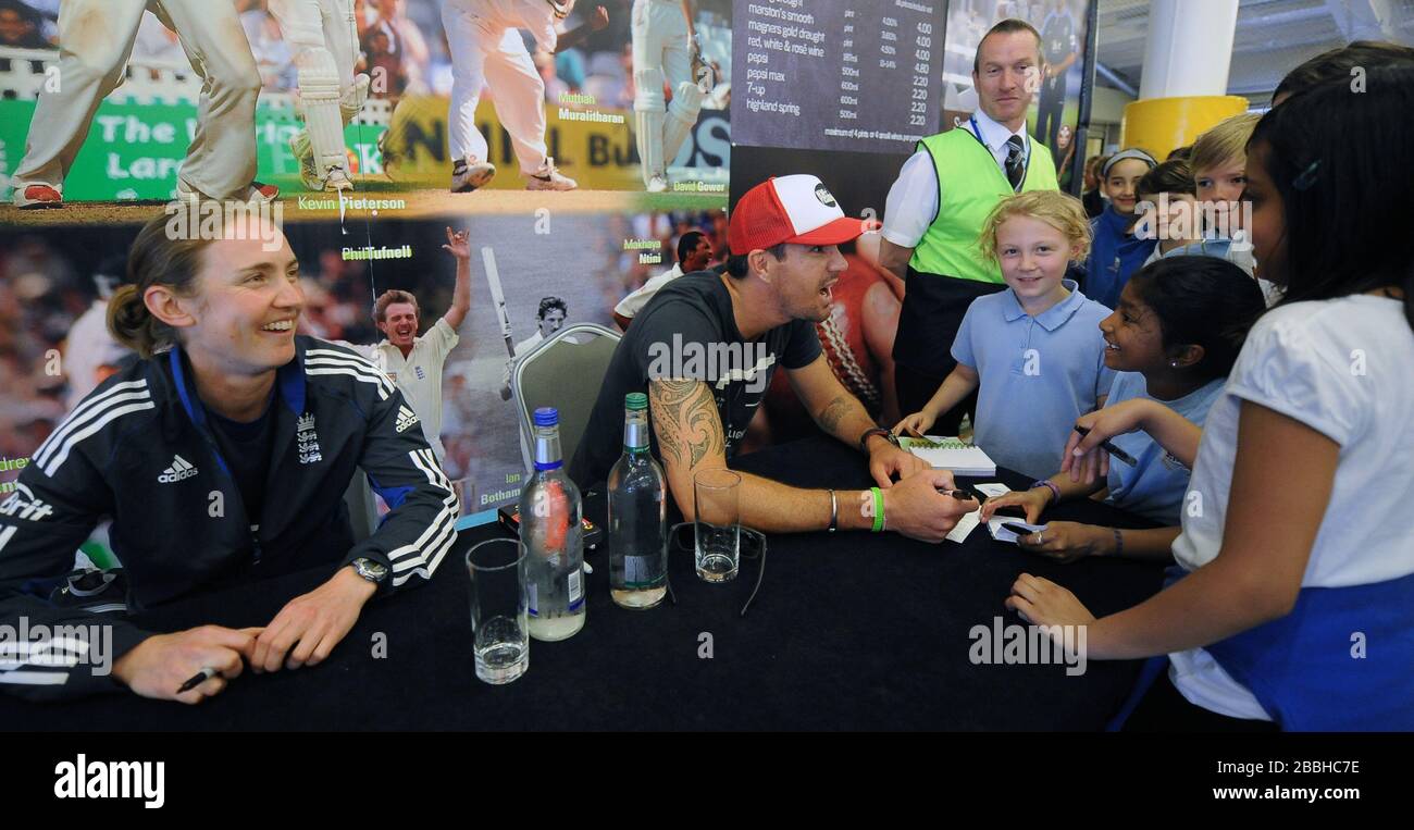 Beth Morgan (left) and Kevin Pietersen (centre) signs autographs for ...
