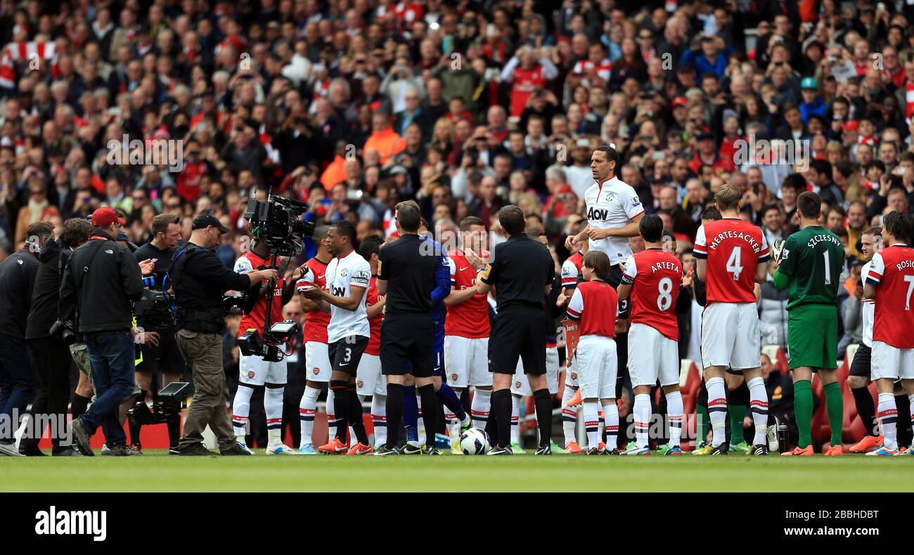 Arsenal players form a guard of honour for Premier League Champions ...