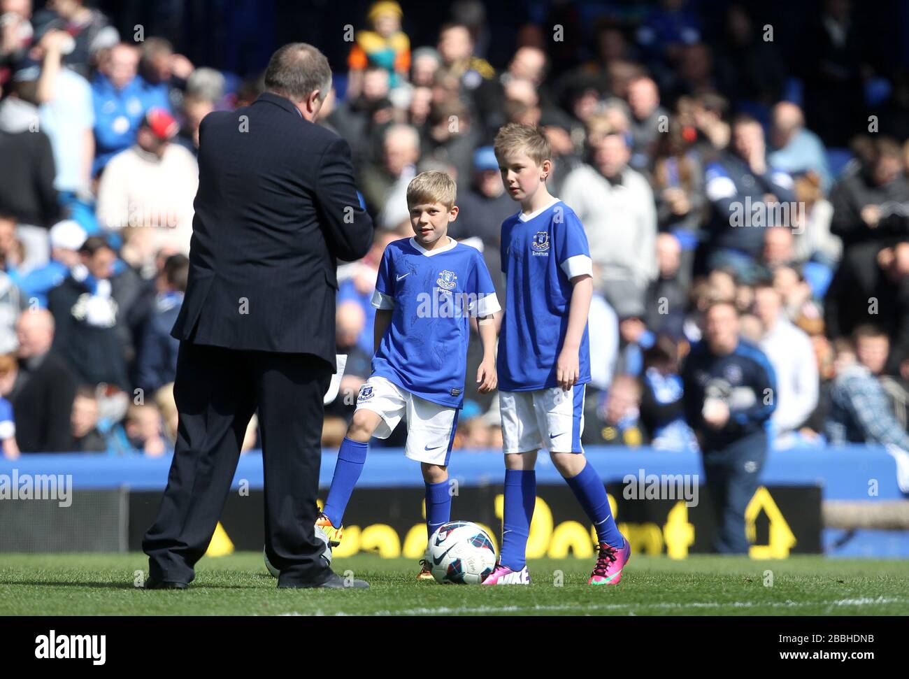 Everton mascots on the pitch before the game Stock Photo - Alamy