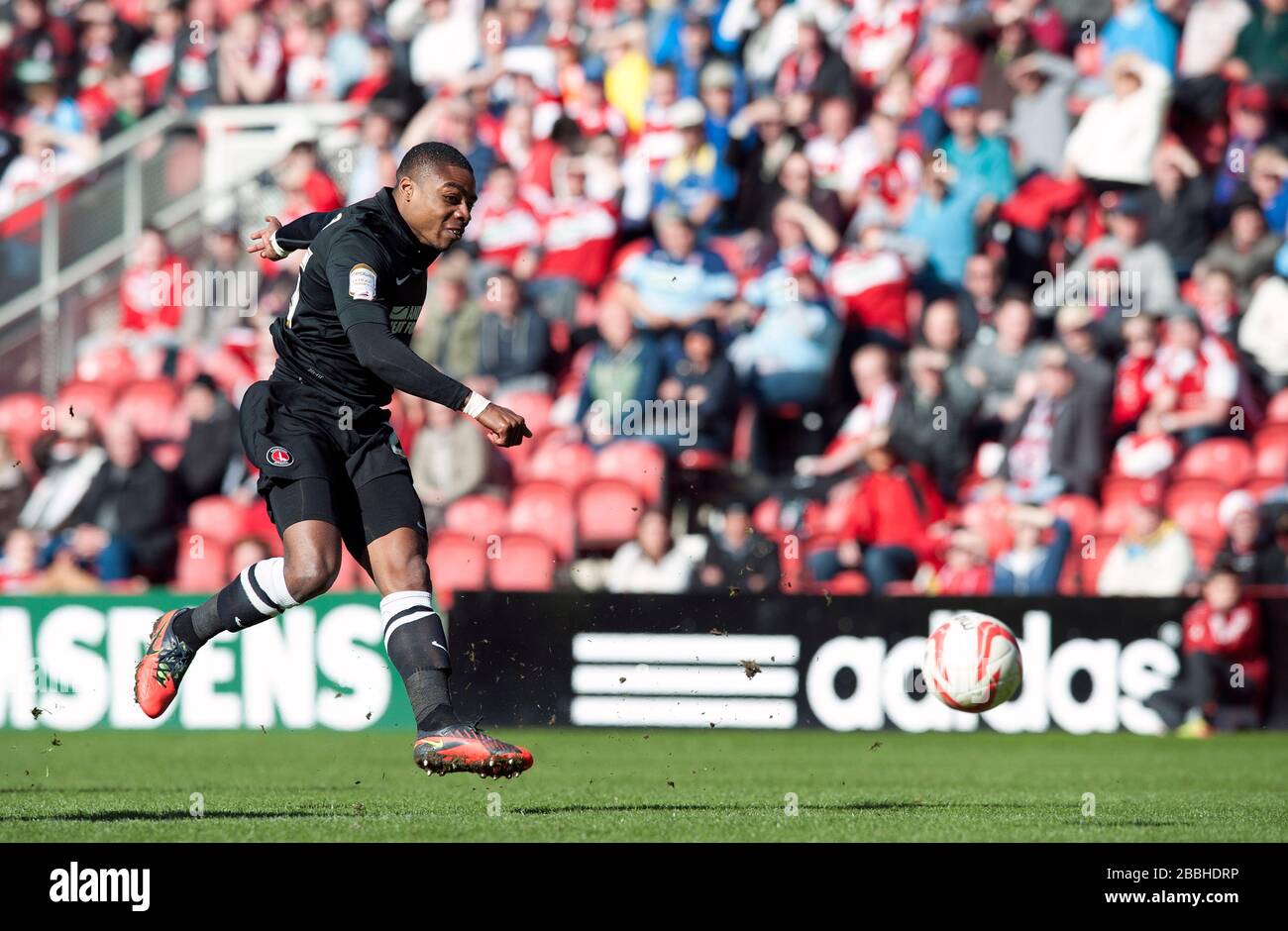 Charlton athletics jonathan obika shoots hi-res stock photography and ...