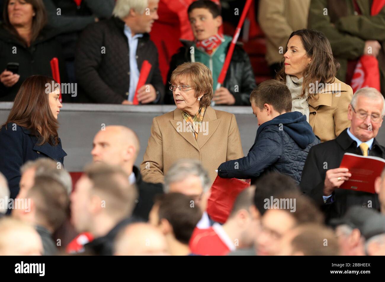 Sir Alex Ferguson's wife Cathy (centre) in the stands Stock Photo - Alamy