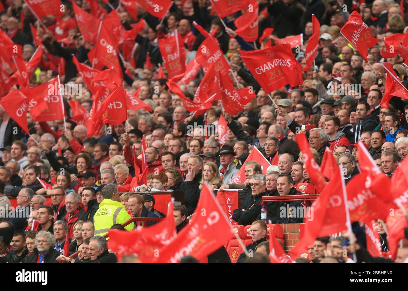 Manchester united fans wave flags hi-res stock photography and images ...