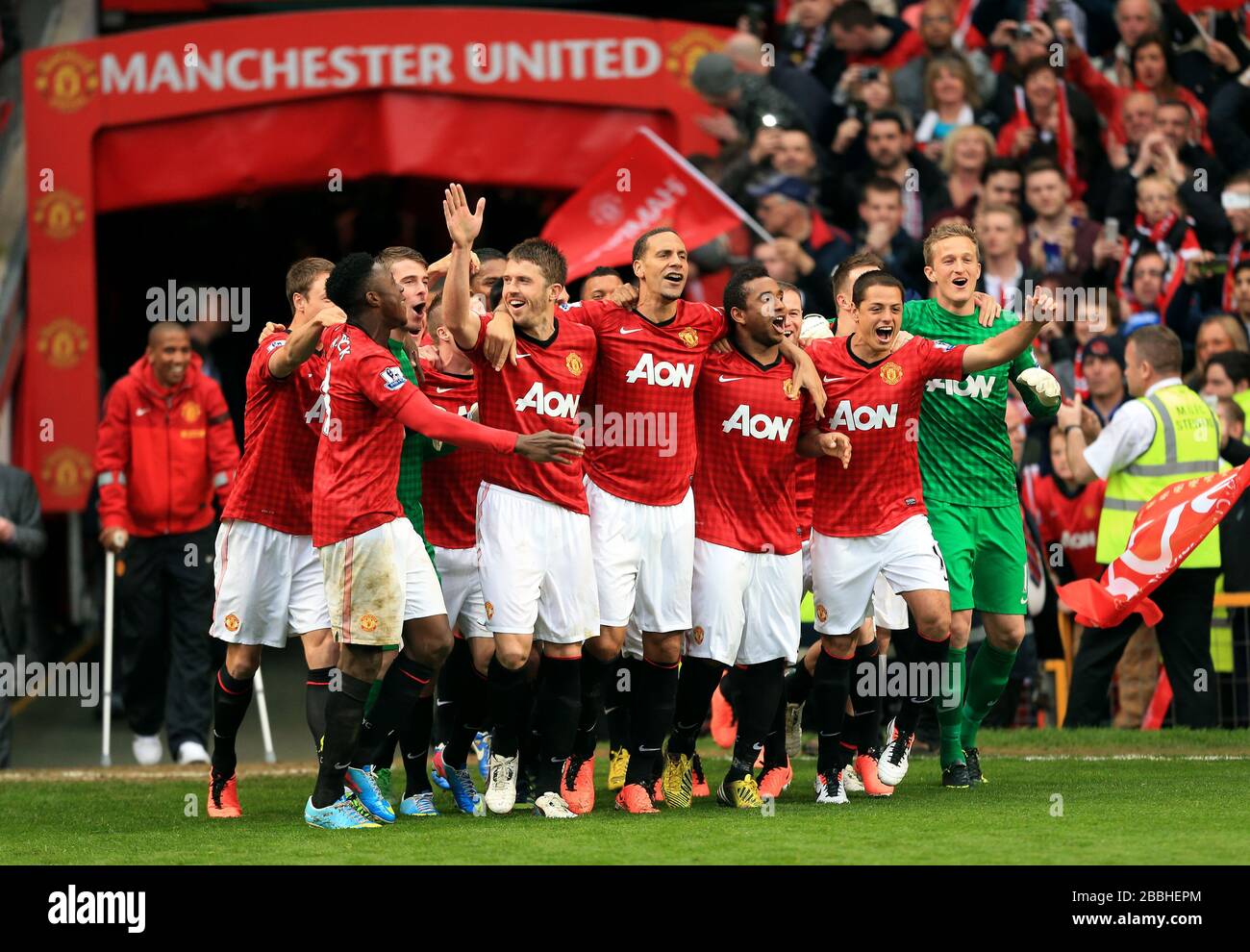 Manchester United players celebrate winning the Premier League title ...