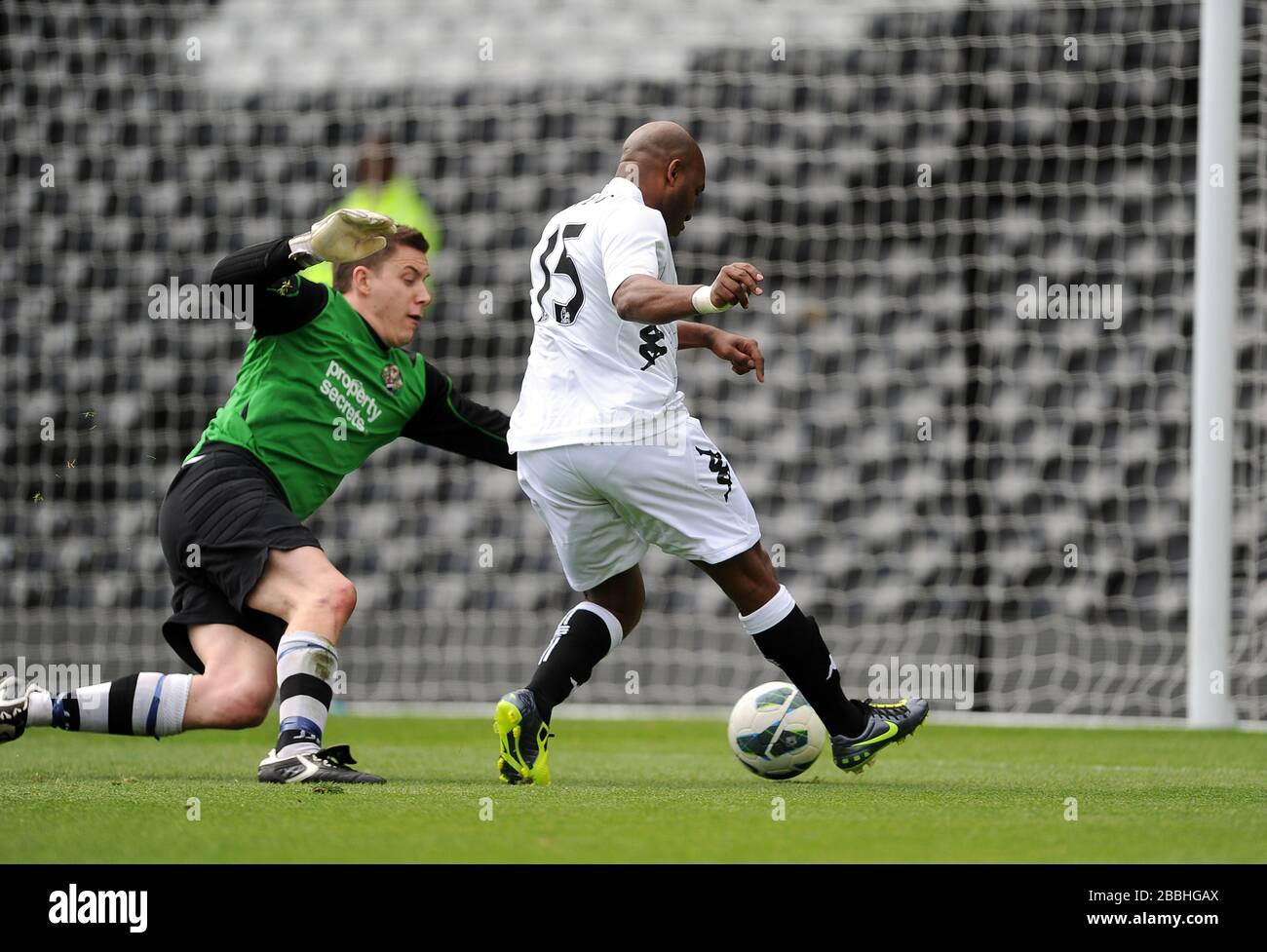 Football action barry hayles hi-res stock photography and images - Alamy