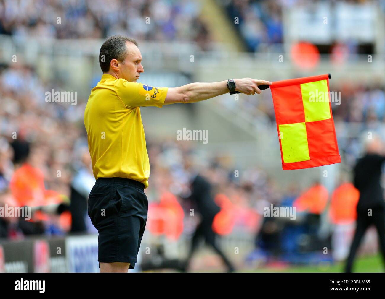 Darren Cann, linesman Stock Photo - Alamy