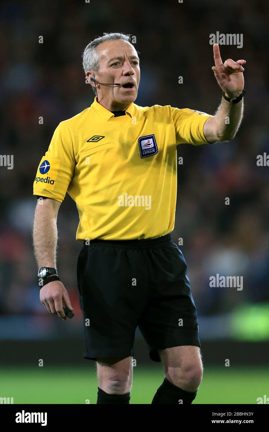 Scott Mathieson, referee Stock Photo - Alamy