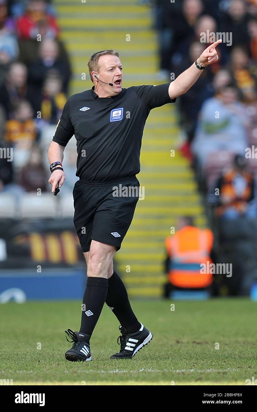 Trevor Kettle, match referee Stock Photo - Alamy