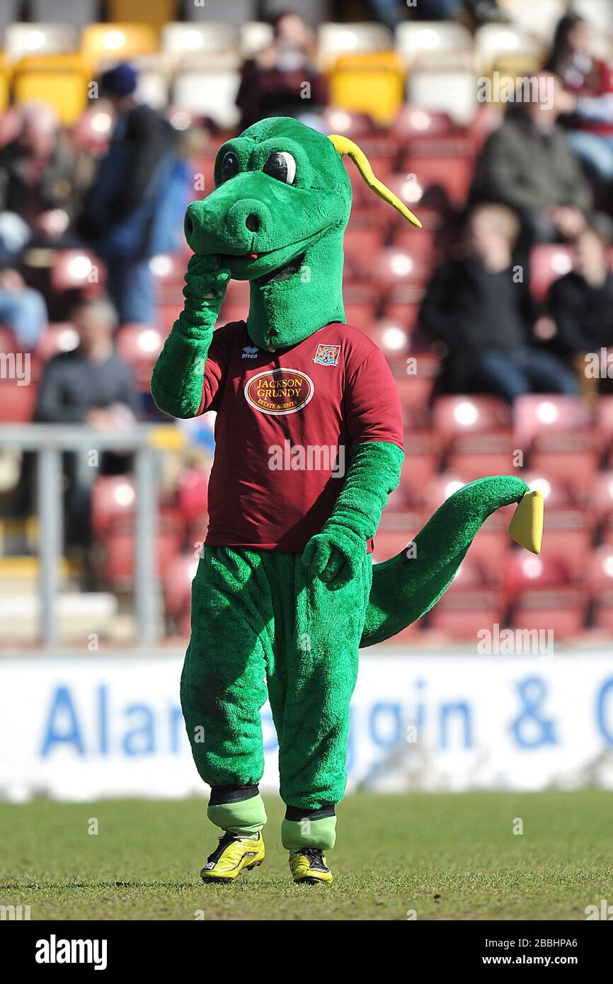 Mascot clarence the dragon hi-res stock photography and images - Alamy