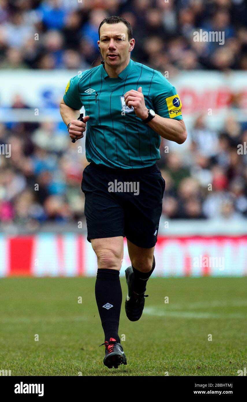 Kevin Friend, match referee Stock Photo - Alamy