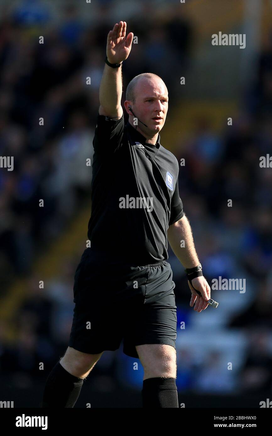 Simon hooper referee hi-res stock photography and images - Alamy